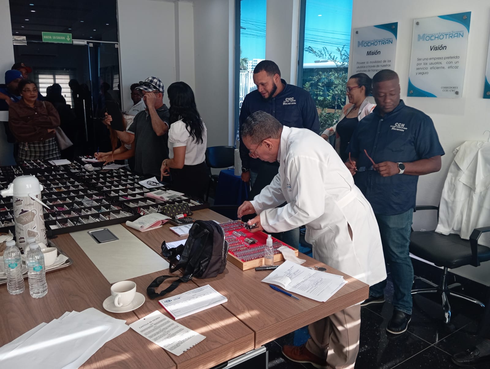 Mochotran realiza operativo de atención oftalmológica; la empresa Optic Go asiste al personal ...